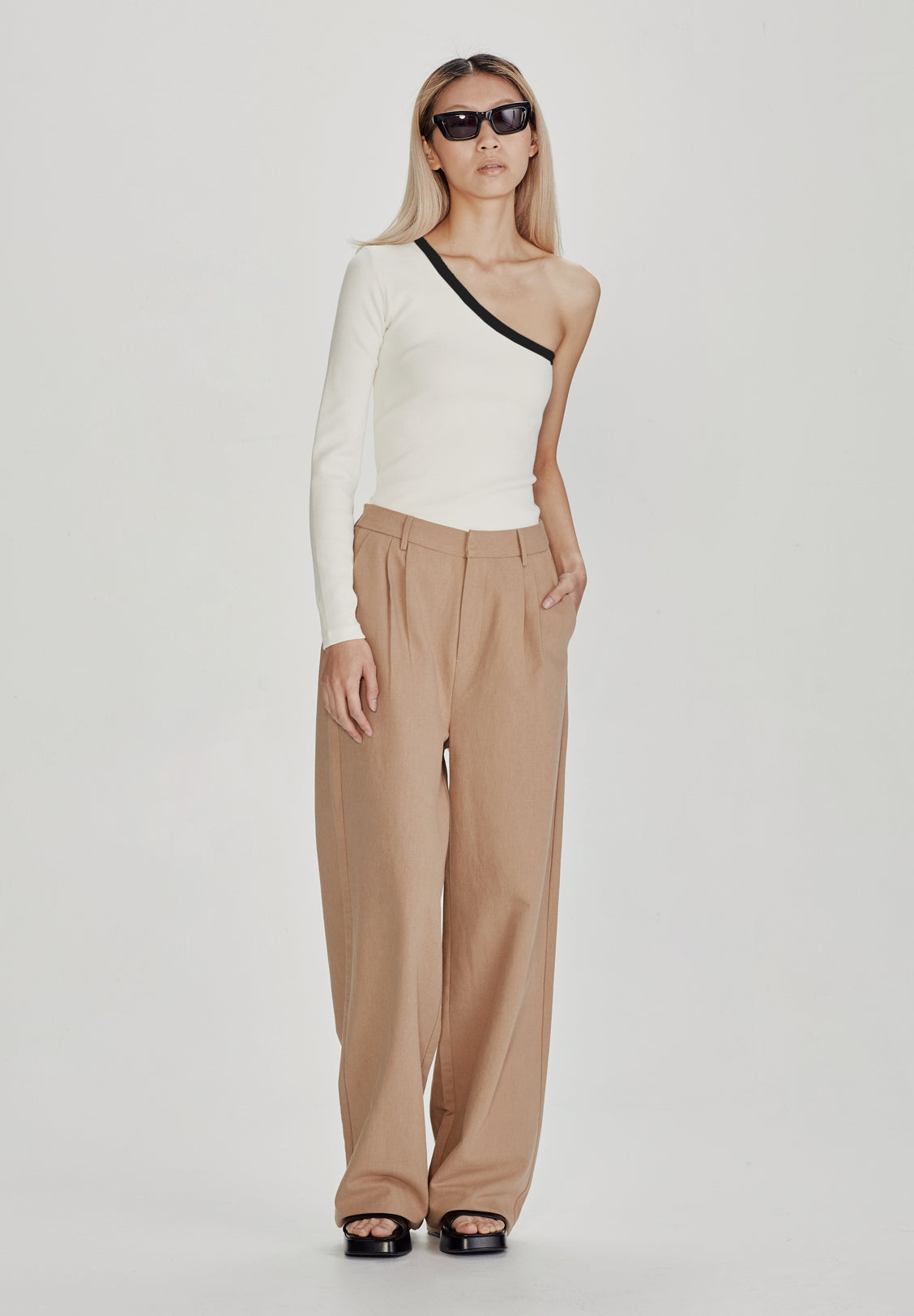 ONE SHOULDER FITTED RIB LS, WHITE W/ BLACK – COMMONERS